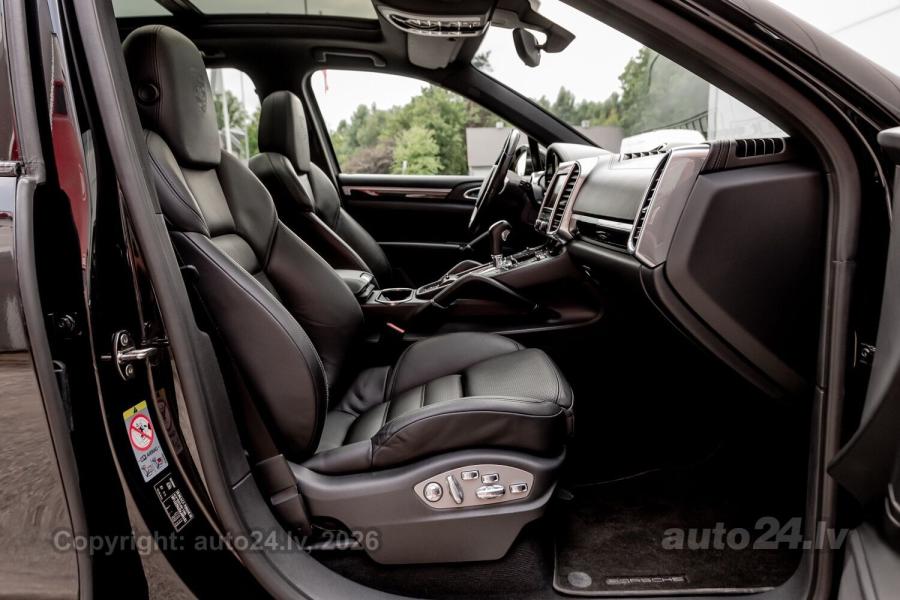 Black Porsche Cayenne 2013 in Parnu, with an engine capacity of 4.10 L and mileage of 162 thousand km for 22900 €, photo 17 on AUTOMOTO.COM.LV