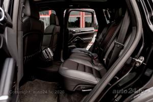 Black Porsche Cayenne 2013 in Parnu, with an engine capacity of 4.10 L and mileage of 162 thousand km for 22900 €, photo 20 on AUTOMOTO.COM.LV