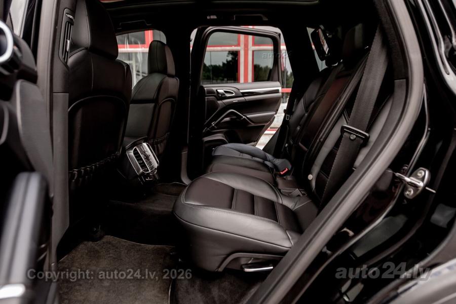 Black Porsche Cayenne 2013 in Parnu, with an engine capacity of 4.10 L and mileage of 162 thousand km for 22900 €, photo 20 on AUTOMOTO.COM.LV