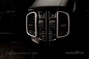 Black Porsche Cayenne 2013 in Parnu, with an engine capacity of 4.10 L and mileage of 162 thousand km for 22900 €, photo 24 on AUTOMOTO.COM.LV