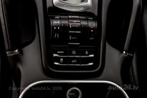 Black Porsche Cayenne 2013 in Parnu, with an engine capacity of 4.10 L and mileage of 162 thousand km for 22900 €, photo 25 on AUTOMOTO.COM.LV