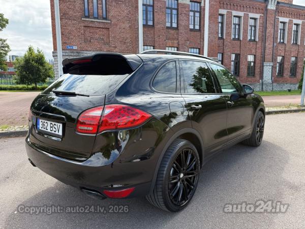 Melns Porsche Cayenne 2013 Tallina, ar dzinēja tilpumu 3.00 L un nobraukumu 283 tūkst. km par 20800 €, foto 4 vietnē AUTOMOTO.COM.LV