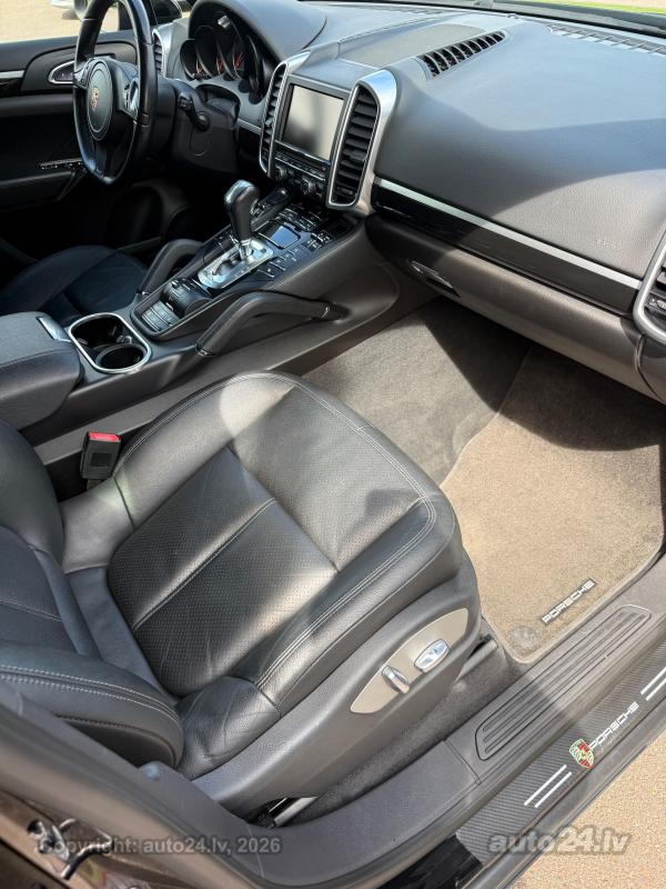 Melns Porsche Cayenne 2013 Tallina, ar dzinēja tilpumu 3.00 L un nobraukumu 283 tūkst. km par 20800 €, foto 6 vietnē AUTOMOTO.COM.LV