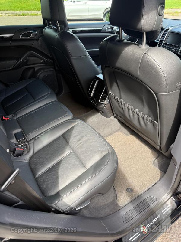 Melns Porsche Cayenne 2013 Tallina, ar dzinēja tilpumu 3.00 L un nobraukumu 283 tūkst. km par 20800 €, foto 7 vietnē AUTOMOTO.COM.LV
