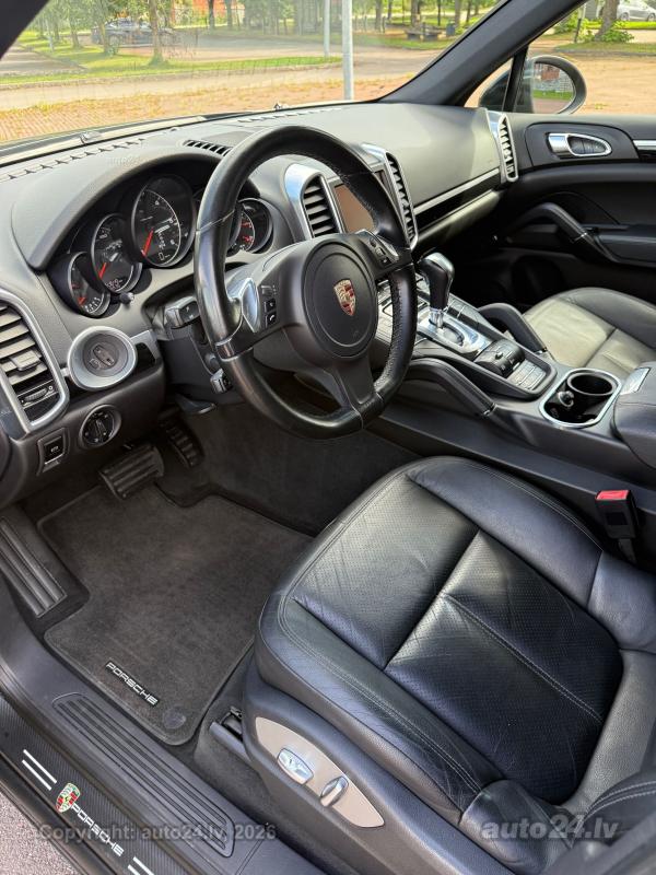 Melns Porsche Cayenne 2013 Tallina, ar dzinēja tilpumu 3.00 L un nobraukumu 283 tūkst. km par 20800 €, foto 5 vietnē AUTOMOTO.COM.LV