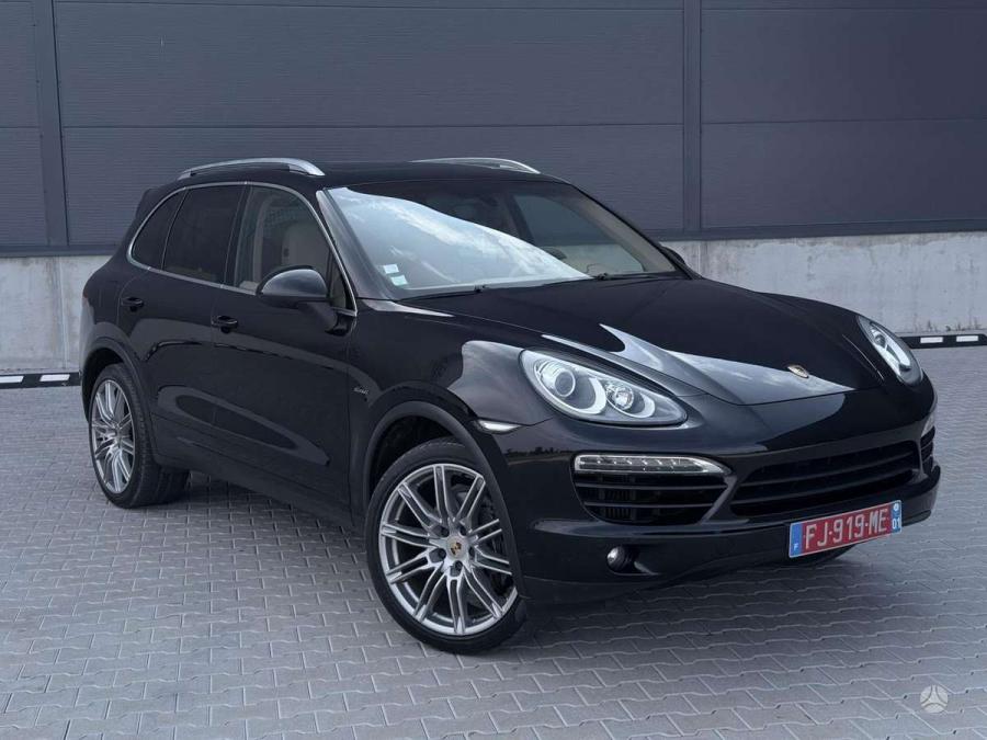 Black Porsche Cayenne 2013 in Siauliai, with an engine capacity of 2.97 L and mileage of 296 thousand km for 13800 €, photo 1 on AUTOMOTO.COM.LV