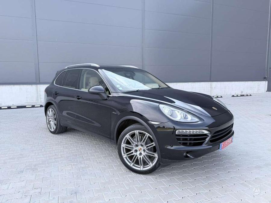 Black Porsche Cayenne 2013 in Siauliai, with an engine capacity of 2.97 L and mileage of 296 thousand km for 13800 €, photo 4 on AUTOMOTO.COM.LV