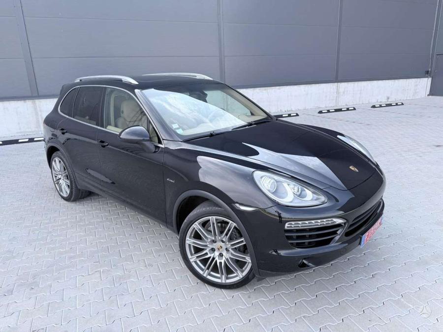 Black Porsche Cayenne 2013 in Siauliai, with an engine capacity of 2.97 L and mileage of 296 thousand km for 13800 €, photo 5 on AUTOMOTO.COM.LV