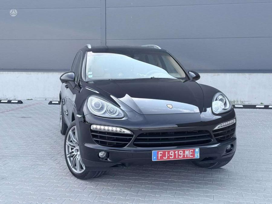 Black Porsche Cayenne 2013 in Siauliai, with an engine capacity of 2.97 L and mileage of 296 thousand km for 13800 €, photo 6 on AUTOMOTO.COM.LV