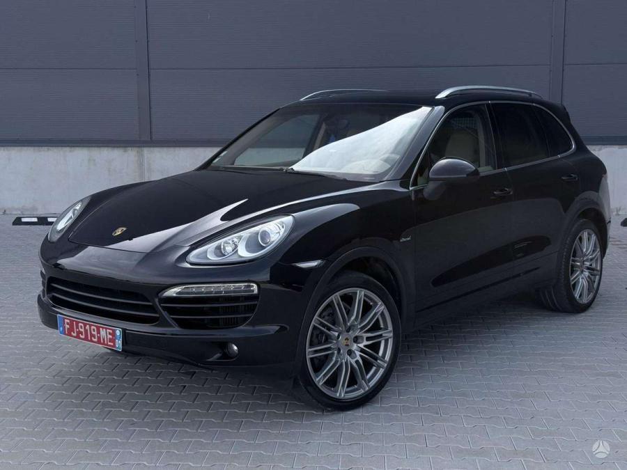 Black Porsche Cayenne 2013 in Siauliai, with an engine capacity of 2.97 L and mileage of 296 thousand km for 13800 €, photo 7 on AUTOMOTO.COM.LV