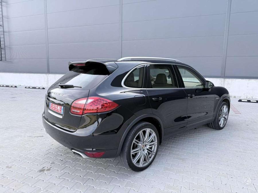 Black Porsche Cayenne 2013 in Siauliai, with an engine capacity of 2.97 L and mileage of 296 thousand km for 13800 €, photo 12 on AUTOMOTO.COM.LV