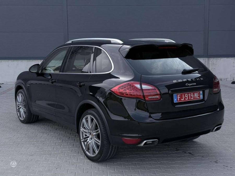Black Porsche Cayenne 2013 in Siauliai, with an engine capacity of 2.97 L and mileage of 296 thousand km for 13800 €, photo 13 on AUTOMOTO.COM.LV