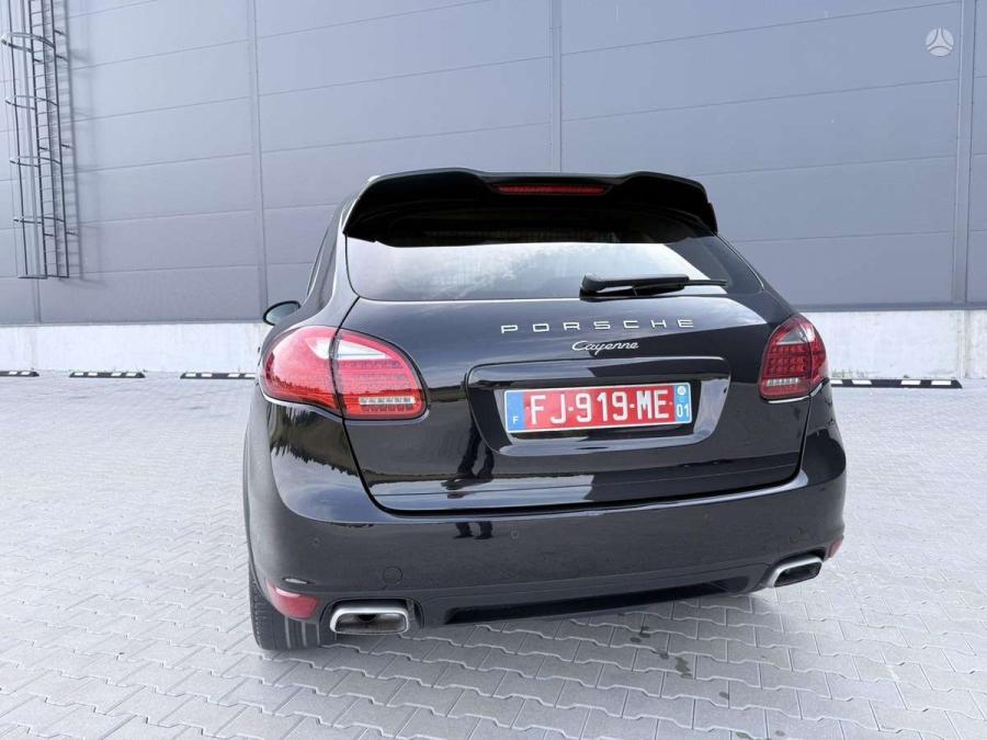 Black Porsche Cayenne 2013 in Siauliai, with an engine capacity of 2.97 L and mileage of 296 thousand km for 13800 €, photo 15 on AUTOMOTO.COM.LV