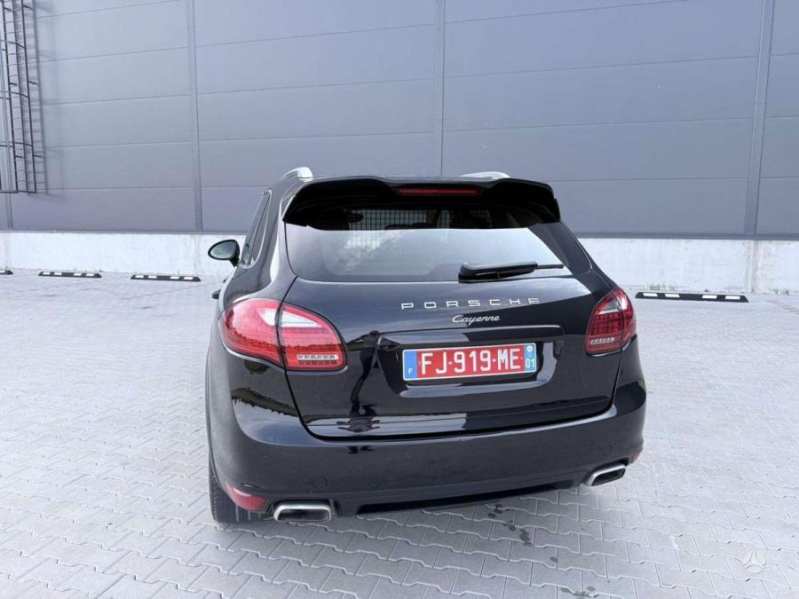 Black Porsche Cayenne 2013 in Siauliai, with an engine capacity of 2.97 L and mileage of 296 thousand km for 13800 €, photo 17 on AUTOMOTO.COM.LV