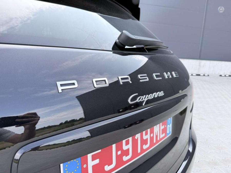 Black Porsche Cayenne 2013 in Siauliai, with an engine capacity of 2.97 L and mileage of 296 thousand km for 13800 €, photo 19 on AUTOMOTO.COM.LV