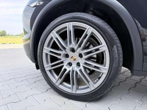 Black Porsche Cayenne 2013 in Siauliai, with an engine capacity of 2.97 L and mileage of 296 thousand km for 13800 €, photo 21 on AUTOMOTO.COM.LV