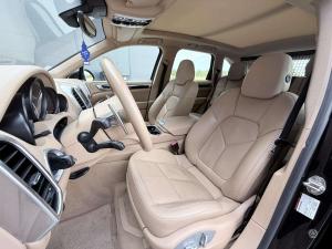 Black Porsche Cayenne 2013 in Siauliai, with an engine capacity of 2.97 L and mileage of 296 thousand km for 13800 €, photo 23 on AUTOMOTO.COM.LV