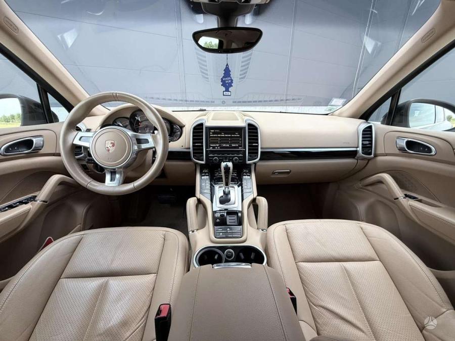 Black Porsche Cayenne 2013 in Siauliai, with an engine capacity of 2.97 L and mileage of 296 thousand km for 13800 €, photo 25 on AUTOMOTO.COM.LV
