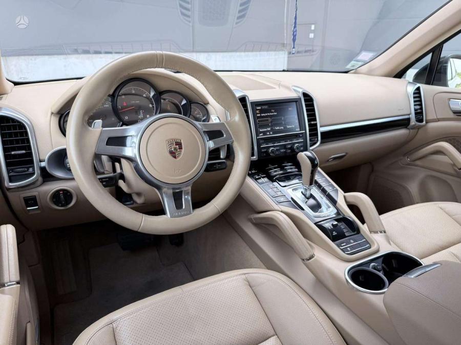 Black Porsche Cayenne 2013 in Siauliai, with an engine capacity of 2.97 L and mileage of 296 thousand km for 13800 €, photo 26 on AUTOMOTO.COM.LV
