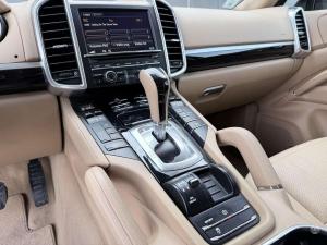 Black Porsche Cayenne 2013 in Siauliai, with an engine capacity of 2.97 L and mileage of 296 thousand km for 13800 €, photo 28 on AUTOMOTO.COM.LV