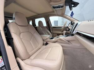 Black Porsche Cayenne 2013 in Siauliai, with an engine capacity of 2.97 L and mileage of 296 thousand km for 13800 €, photo 32 on AUTOMOTO.COM.LV