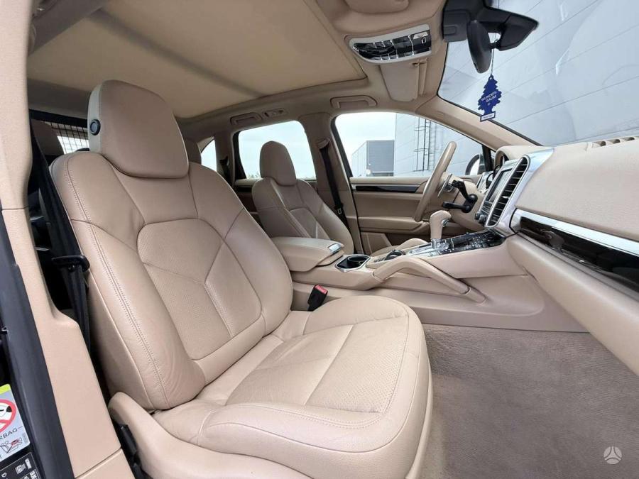 Black Porsche Cayenne 2013 in Siauliai, with an engine capacity of 2.97 L and mileage of 296 thousand km for 13800 €, photo 32 on AUTOMOTO.COM.LV