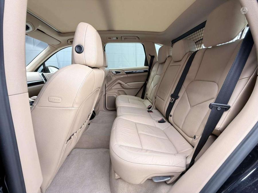Black Porsche Cayenne 2013 in Siauliai, with an engine capacity of 2.97 L and mileage of 296 thousand km for 13800 €, photo 34 on AUTOMOTO.COM.LV