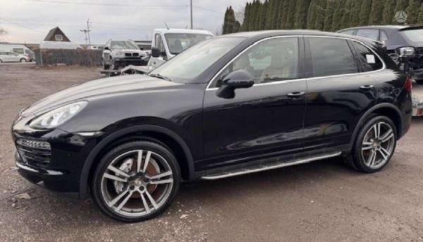 Black Porsche Cayenne 2013 in Vilnius, with an engine capacity of 2.97 L and mileage of 200 thousand km for 9650 €, photo 2 on AUTOMOTO.COM.LV