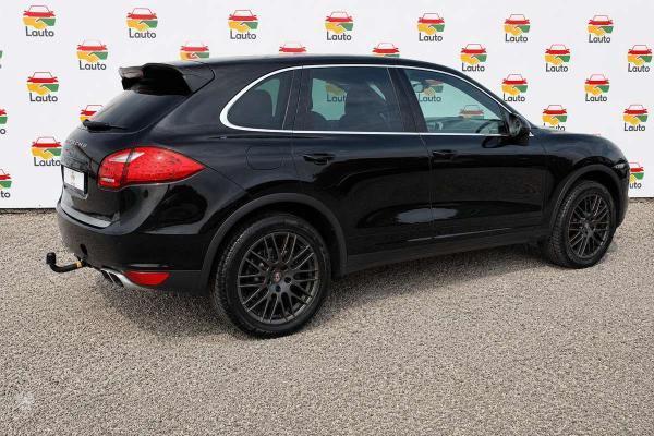 Black Porsche Cayenne 2013 in Vilnius, with an engine capacity of 3.00 L and mileage of 234 thousand km for 13890 €, photo 4 on AUTOMOTO.COM.LV