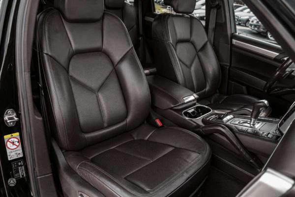 Black Porsche Cayenne 2013 in Vilnius, with an engine capacity of 3.00 L and mileage of 234 thousand km for 13890 €, photo 8 on AUTOMOTO.COM.LV