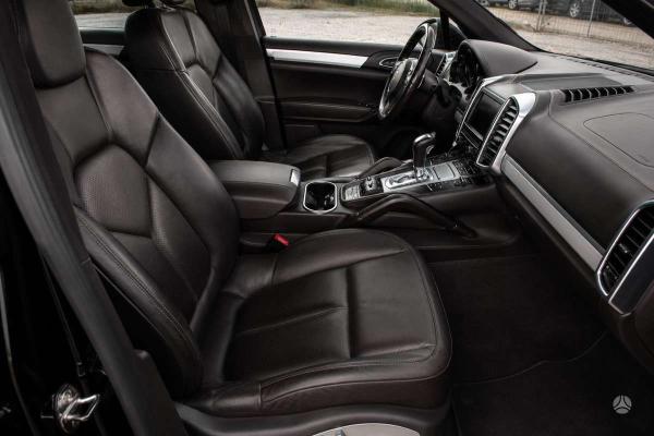 Black Porsche Cayenne 2013 in Vilnius, with an engine capacity of 3.00 L and mileage of 234 thousand km for 13890 €, photo 9 on AUTOMOTO.COM.LV