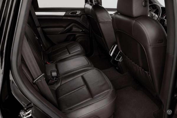 Black Porsche Cayenne 2013 in Vilnius, with an engine capacity of 3.00 L and mileage of 234 thousand km for 13890 €, photo 10 on AUTOMOTO.COM.LV