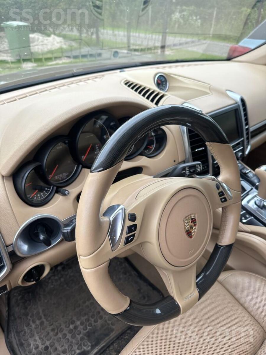 Black Porsche Cayenne 2013 in Riga, with an engine capacity of 3.00 L and mileage of 305 thousand km for 15550 €, photo 1 on AUTOMOTO.COM.LV