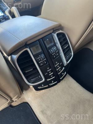 Black Porsche Cayenne 2013 in Riga, with an engine capacity of 3.00 L and mileage of 305 thousand km for 15550 €, photo 4 on AUTOMOTO.COM.LV