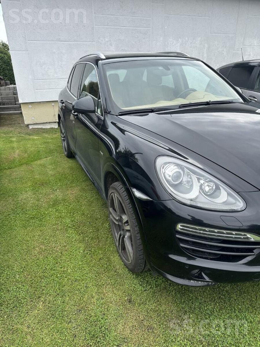Black Porsche Cayenne 2013 in Riga, with an engine capacity of 3.00 L and mileage of 305 thousand km for 15550 €, photo 5 on AUTOMOTO.COM.LV