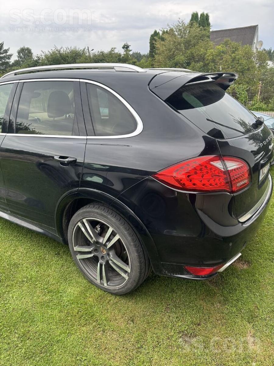 Black Porsche Cayenne 2013 in Riga, with an engine capacity of 3.00 L and mileage of 305 thousand km for 15550 €, photo 6 on AUTOMOTO.COM.LV