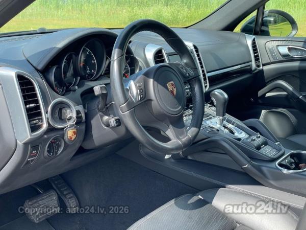Black Porsche Cayenne 2013 in Parnu, with an engine capacity of 3.00 L and mileage of 299 thousand km for 19900 €, photo 8 on AUTOMOTO.COM.LV