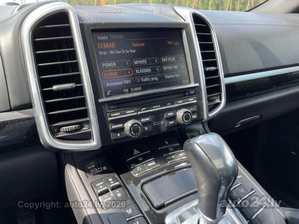 Black Porsche Cayenne 2013 in Parnu, with an engine capacity of 3.00 L and mileage of 299 thousand km for 19900 €, photo 11 on AUTOMOTO.COM.LV