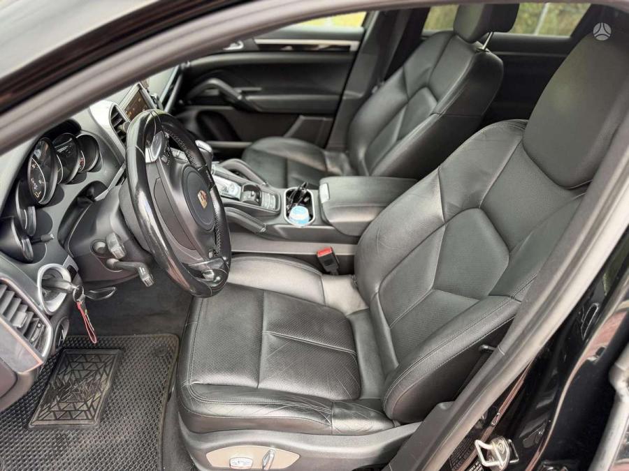Black Porsche Cayenne 2013 in Vilnius, with an engine capacity of 2.97 L and mileage of 217 thousand km for 13500 €, photo 8 on AUTOMOTO.COM.LV