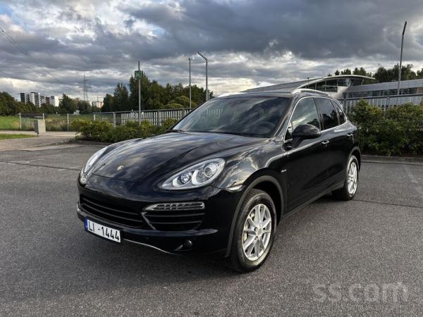 Porsche Cayenne 2013 in Riga on AUTOMOTO.COM.LV Black Porsche Cayenne 2013 in Riga, with an engine capacity of 4.20 L and mileage of 349 thousand km for 17800 €, photo 3 on AUTOMOTO.COM.LV