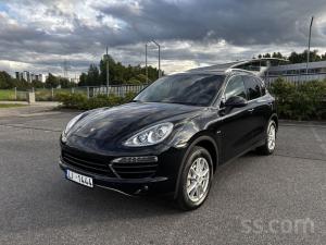 Black Porsche Cayenne 2013 in Riga, with an engine capacity of 4.20 L and mileage of 349 thousand km for 17800 €, photo 3 on AUTOMOTO.COM.LV