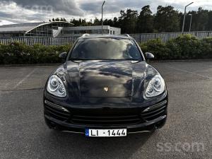 Black Porsche Cayenne 2013 in Riga, with an engine capacity of 4.20 L and mileage of 349 thousand km for 17800 €, photo 4 on AUTOMOTO.COM.LV