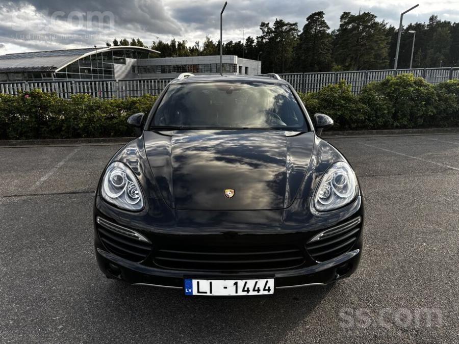 Black Porsche Cayenne 2013 in Riga, with an engine capacity of 4.20 L and mileage of 349 thousand km for 17800 €, photo 4 on AUTOMOTO.COM.LV