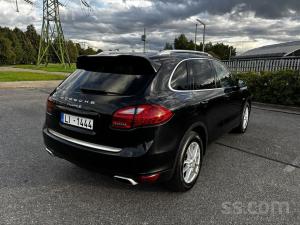 Black Porsche Cayenne 2013 in Riga, with an engine capacity of 4.20 L and mileage of 349 thousand km for 17800 €, photo 5 on AUTOMOTO.COM.LV