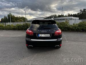 Black Porsche Cayenne 2013 in Riga, with an engine capacity of 4.20 L and mileage of 349 thousand km for 17800 €, photo 6 on AUTOMOTO.COM.LV