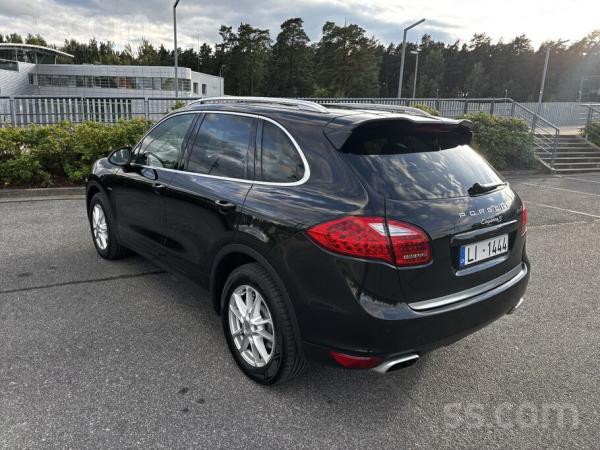 Porsche Cayenne 2013 in Riga on AUTOMOTO.COM.LV Black Porsche Cayenne 2013 in Riga, with an engine capacity of 4.20 L and mileage of 349 thousand km for 17800 €, photo 7 on AUTOMOTO.COM.LV