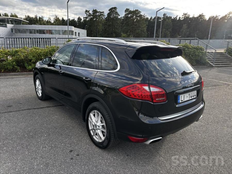 Black Porsche Cayenne 2013 in Riga, with an engine capacity of 4.20 L and mileage of 349 thousand km for 17800 €, photo 7 on AUTOMOTO.COM.LV
