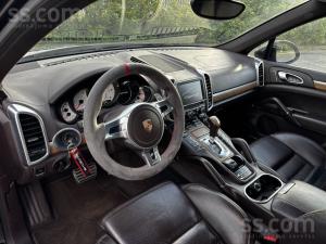 Black Porsche Cayenne 2013 in Riga, with an engine capacity of 4.20 L and mileage of 349 thousand km for 17800 €, photo 8 on AUTOMOTO.COM.LV