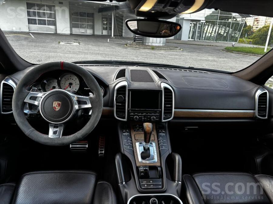 Black Porsche Cayenne 2013 in Riga, with an engine capacity of 4.20 L and mileage of 349 thousand km for 17800 €, photo 9 on AUTOMOTO.COM.LV