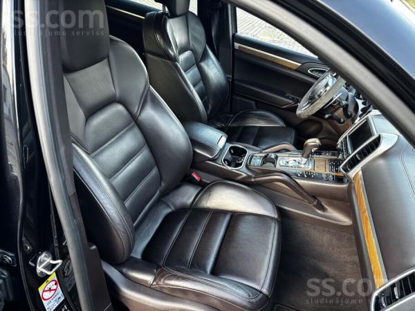 Porsche Cayenne 2013 in Riga on AUTOMOTO.COM.LV Black Porsche Cayenne 2013 in Riga, with an engine capacity of 4.20 L and mileage of 349 thousand km for 17800 €, photo 10 on AUTOMOTO.COM.LV